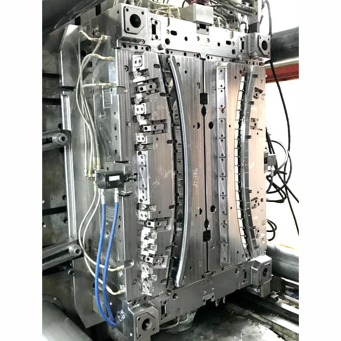 China Through-type Rear Lamp Light Guide Injection Mould manufacturers ...